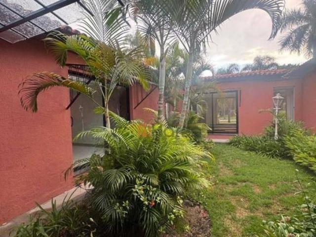 À venda: Casa incrível na Chácara Santa Maria – Esquina com Vista de Cinema!