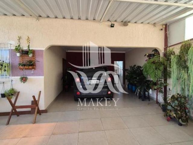 À Venda. Casa térrea de 3 dorm. 1 suíte, cozinha planejada e quintal com churrasqueira, 121m² Pa