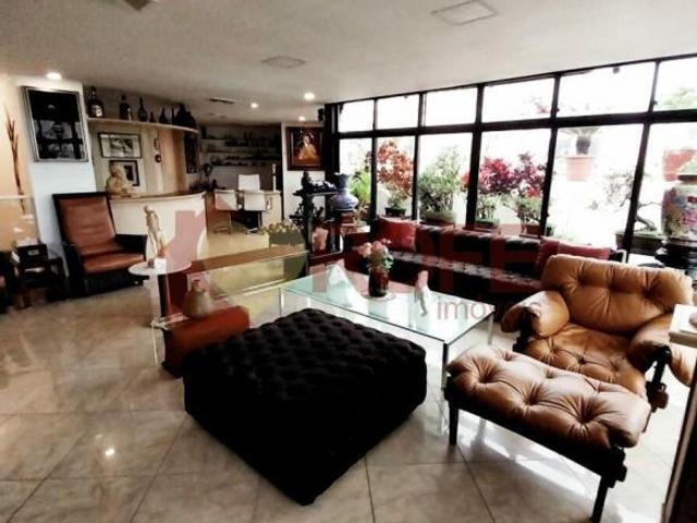 À Venda | Elegância e Privacidade em 400m² | 4 Suítes | 4 Vagas Chácara Sto Antônio