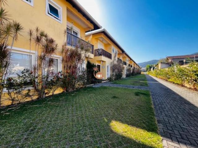 À VENDA EM CONDOMÍNIO! Esta linda casa em condomínio conta com 3 quartos, sendo todos suítes, pe.