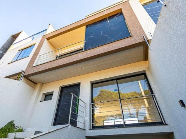 À VENDA SOBRADO TRIPLEX DE 3 QUARTOS NO PINHEIRINHO