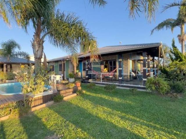 À venda uma excelente casa, com jardim próximo à praia Arroio Teixeira