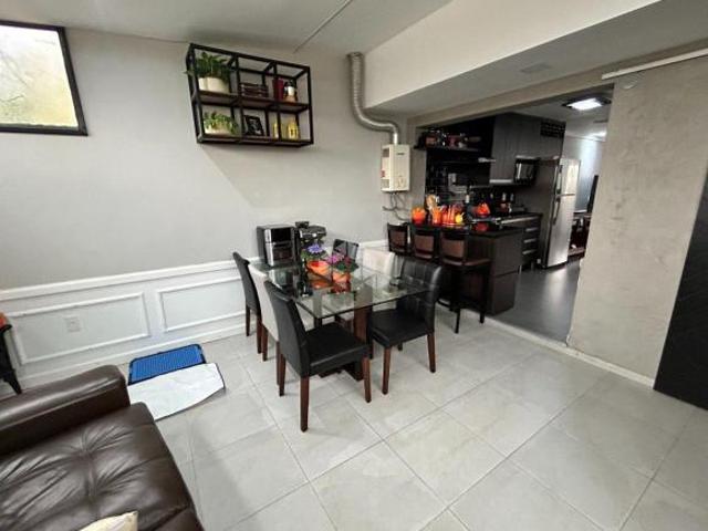 A venda, 2 quartos, 2 banheiros, cozinha e sala de estar conceito aberto, pátio, semimobiliado