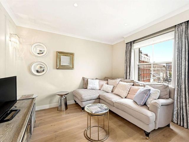 A very bright two bedroom apartment situated on the 3rd floor walk up