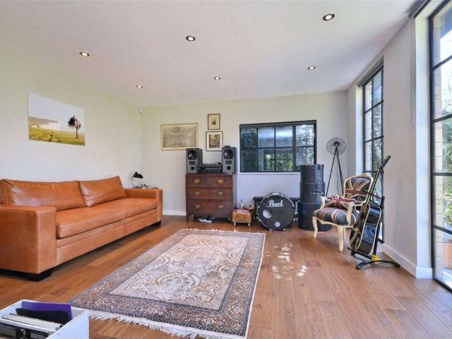 A very impressive 3 bedroom garden apartment, presented in excellent order throughout, in the heart of Belsize Park