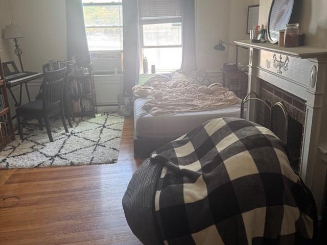 A Very Large Rm, At T Station, Nr whole Food,Shops