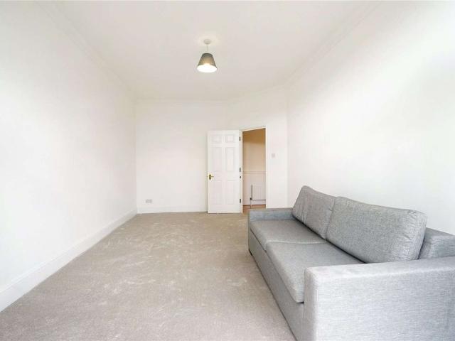 A very spacious 3 bedroom apartment set in a beautiful period conversion