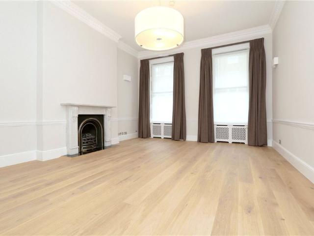 A very spacious one bedroom flat with high ceilings and period features situated on the ground floor of this beautiful period building ideally located close to Marylebone High Street and Baker Street tube station