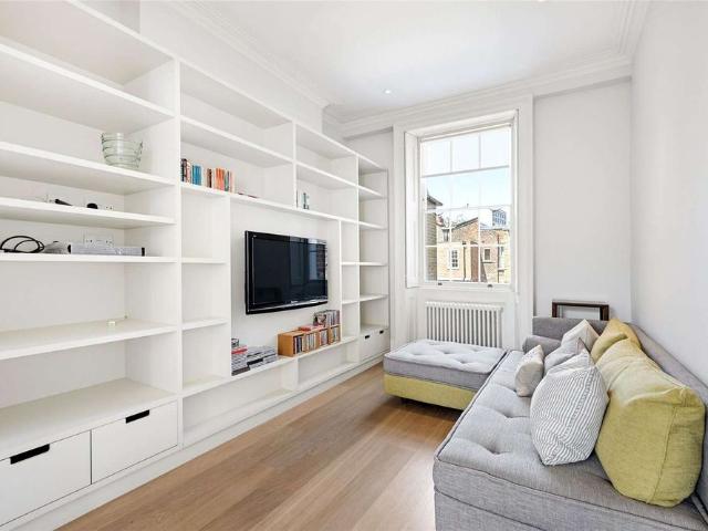 A very pretty terraced house with beautiful rear garden and Summer house