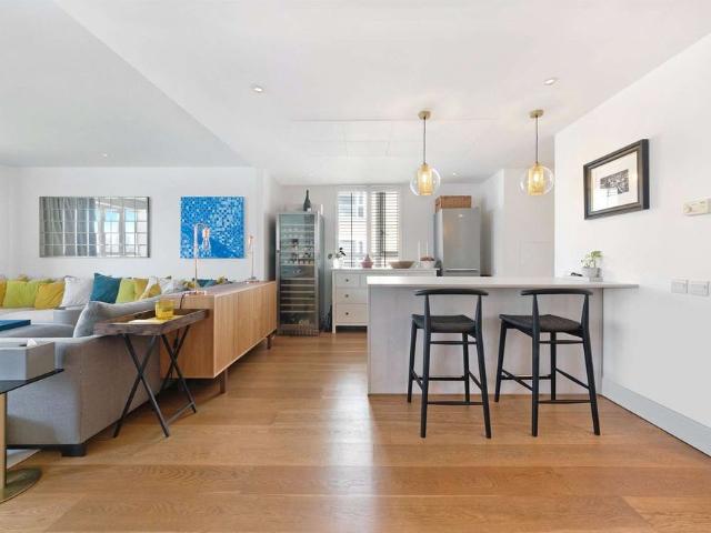 A well appointed 3 bedroom apartment located within this prestigious, 5* riverside development. Benefits include river views, 24hr security, allocated parking and communal gardens