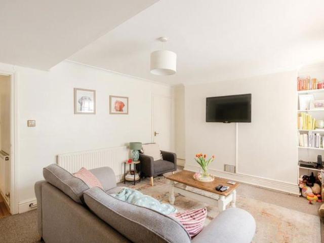 A well balanced one bedroom flat withprivate rear garden and front courtyard. In a great location close to Clifton Village, Whiteladies Road and Clifton Down station