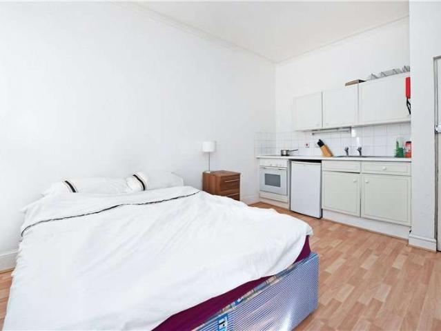 A well located studio flat with shared bathroom facilities and close to the local amenities of South Kensington