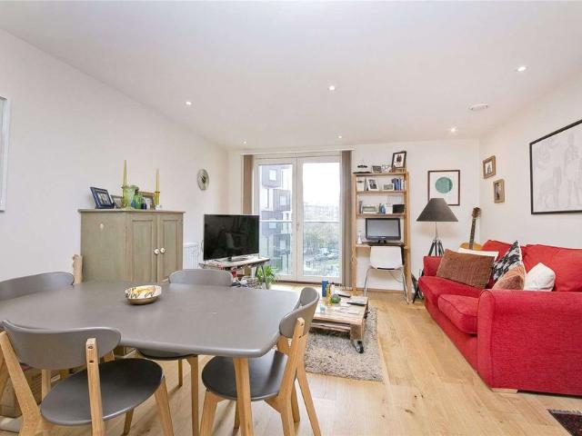 A well presented one bedroom modern apartment situated on the third floor of this modern development with lift in Hoxton, close to Old Street and Angel stations