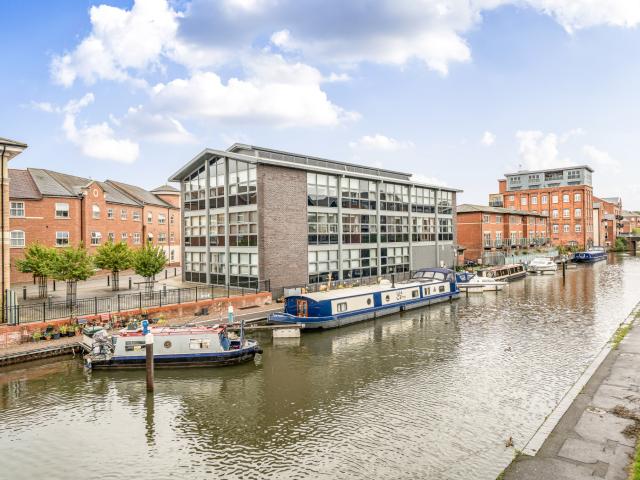 A well presented one bedroom apartment situated within a sought after modern development in the heart of Worcester. To Let £925pcm