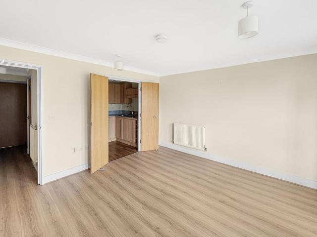 A well presented one bedroom apartment situated in a sought after modern development, offering bright and spacious accommodation throughout with attractive communal grounds views