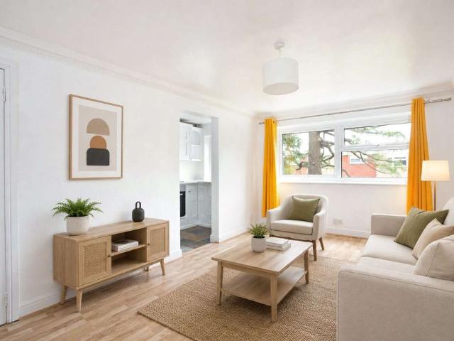 A well presented one bedroom first apartment benefitting from residents parking, conveniently located for access to all local amenities