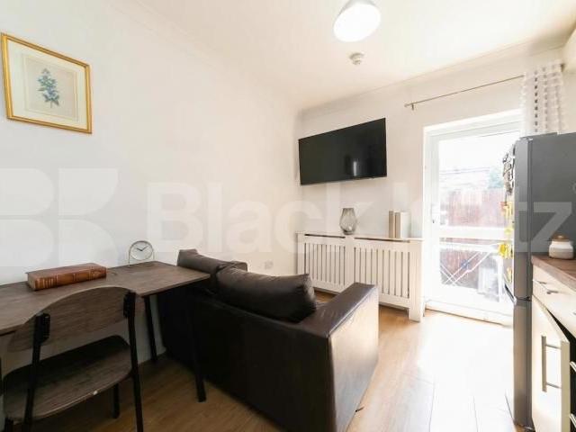 A well presented one bedroom flat offering excellent value for money