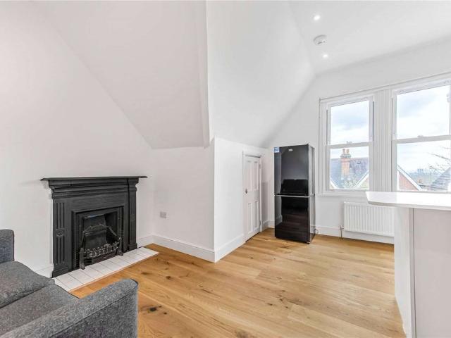 A well presented one bedroom flat with open plan kitchen and reception room