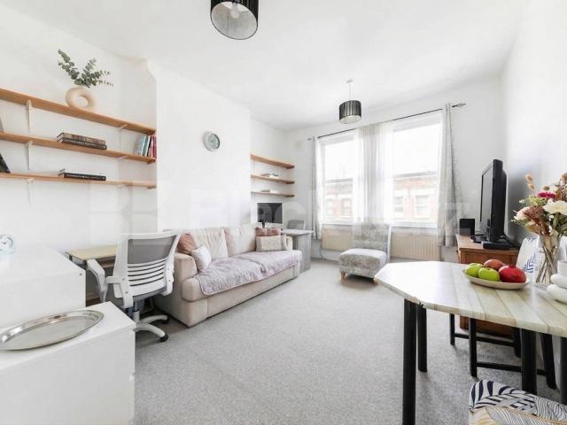 A well presented and fully furnished two bedroom first floor flat located on the popular Chamberlayne Road, NW10.The property offers two good sized bedrooms, a bright and spacious reception room, a separate fully fitted kitchen, and a modern family b