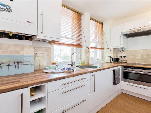 A well presented and spacious two bedroom apartment located on the sought after Salisbury Road in Harrow on the Hill
