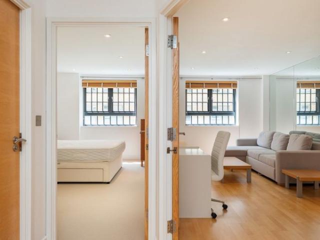 A well presented furnished one bedroom property in the popular Cayenne court development offering 24hr concierge, gym and pool facilities