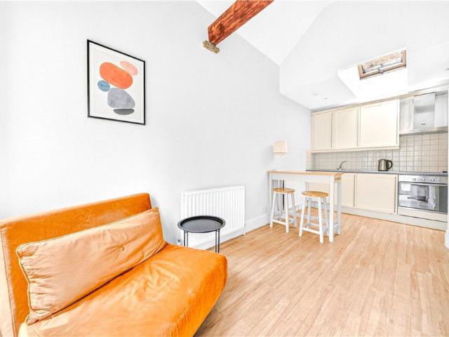 A well presented first floor mews flat that would make a great Knightsbridge pied a terre. EPC rating E | Council Tax Band