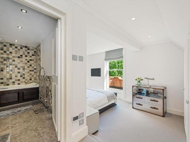 A well presented four bedroom apartment to rent in the heart of Chelsea, SW3