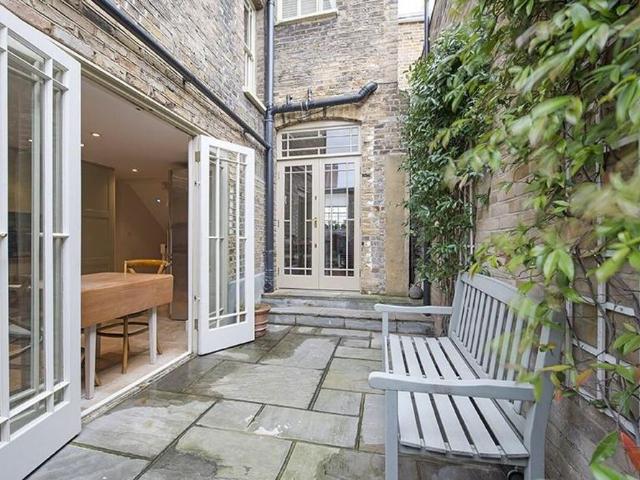 A well presented four bedroom house in the heart of Chelsea, SW3