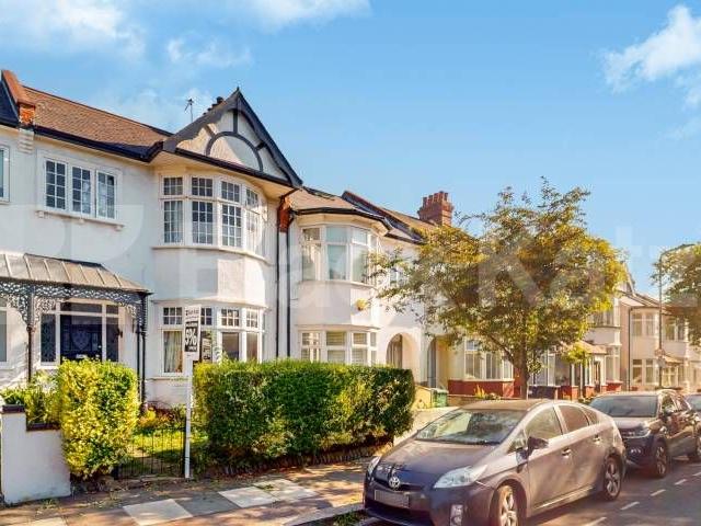 A well presented house available to rent on Caddington Road, NW2