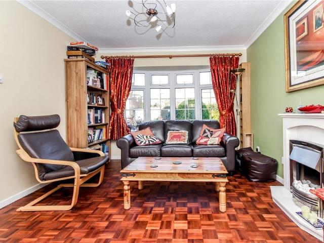 A well presented semi detached house in a convenient village location just north of Oxford. An ideal location for access into Oxford and the Begbroke Science park