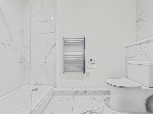 A well presented spacious studio room situated on the second floor of this redbrick period building on the Knightsbridge and Chelsea borders. EPC rating C | Council Tax Band E
