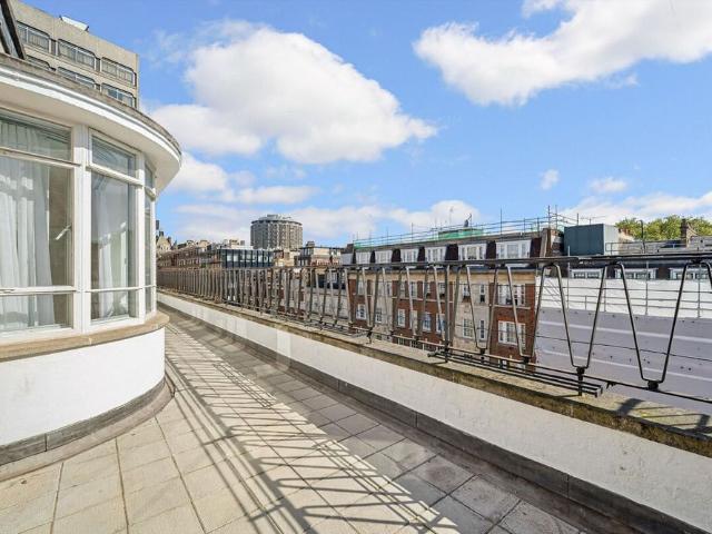 A well presented spacious three bedroom apartment to rent in Knightsbridge, SW1