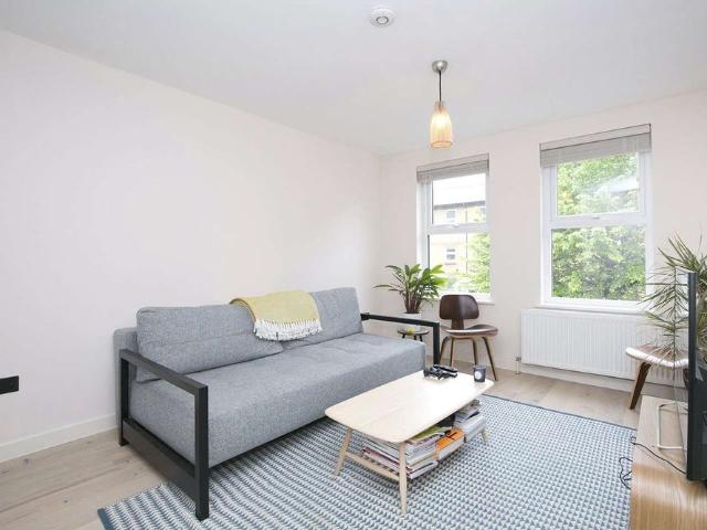 A well presented two bedroom maisonette set within a gated development mews in the heart of De Beauvoir