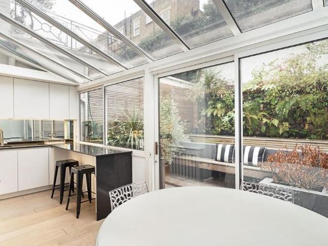 A well presented two bedroom apartment to rent in the heart of Knightsbridge, SW3
