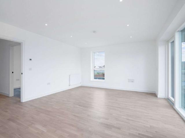 A well presented two bedroom apartment located in Edwin House part of Berkeley Homes The Green Quarter