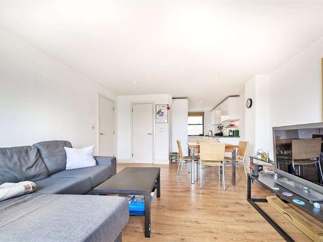 A well presented two bedroom apartment on Winders Road