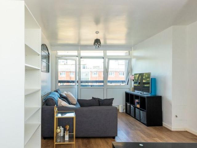 A well presented two bedroom apartment set within the popular Norton House