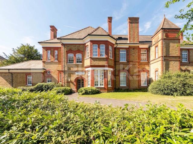 A well presented two bedroom, two bathroom apartment set within the sought after Ballentyne Court development, N21.Available from the start of September, this spacious property offers two generous double bedrooms, including a principal bedroom with e