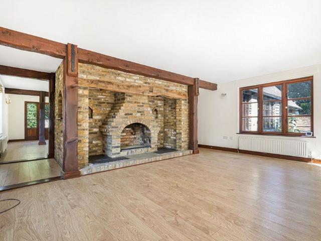 A well presented three bedroom detached property on London Road with a large garden, gravelled driveway accessed via electric double gates and an outbuilding converted into a gym/cinema room accross two storeys
