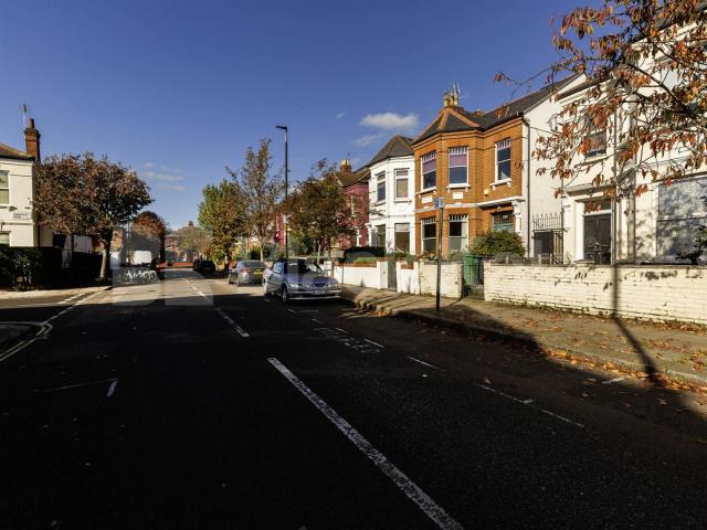 A well presented three bedroom flat available to rent on fordwych road, nw2