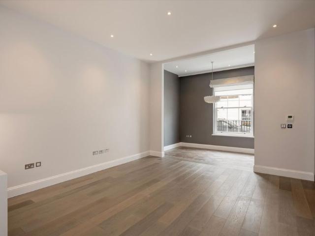 A well presented three bedroom house to rent in the heart of Chelsea, SW3