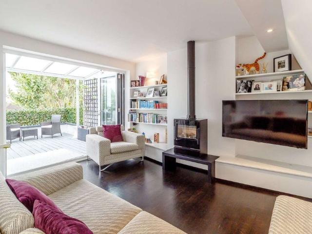 A well presented three bedroom maisonette with roof terrace