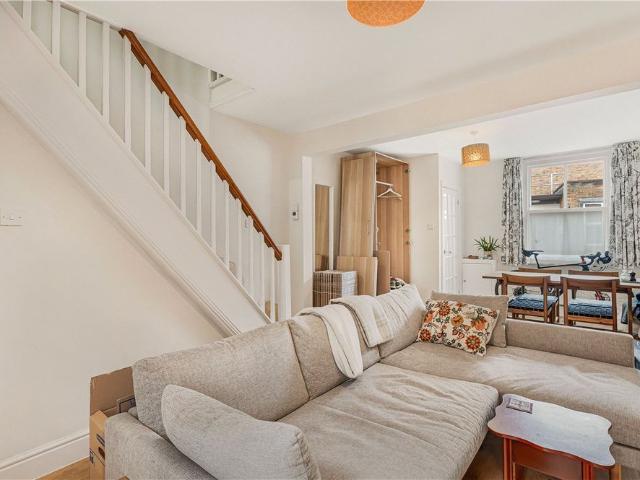A well presented Victorian terraced house in this desirable Jericho location