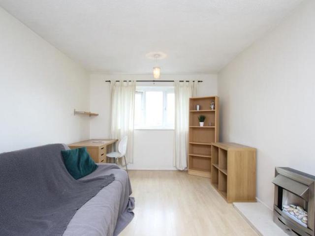 A well presented 1 bedroom flat in Totterdown with easy access to the City Centre and Temple Meads Station. The property benefits from allocated parking and is available in June on an unfurnished basis