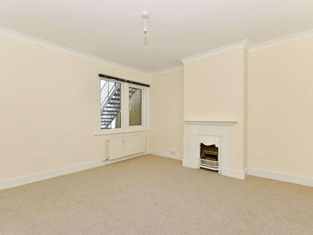 A well presented 2/3 bedroom split level apartment within the heart of Northwood's old High Street. Available 26th June on an unfurnished basis