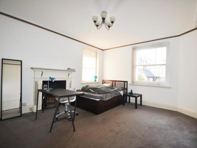 A well presented 3 bedroom flat in Baker Street, N