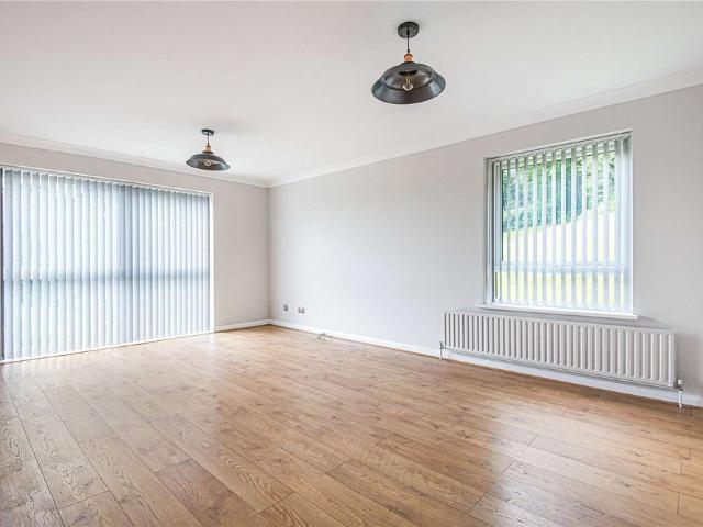 A well proportioned apartment in a convenient Sevenoaks location