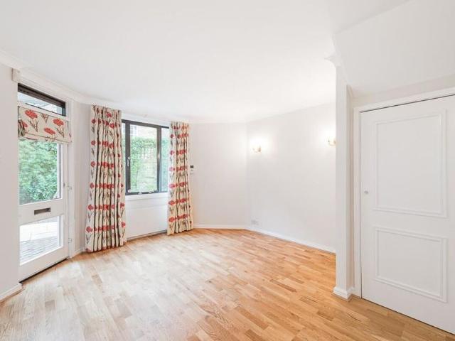 A well proportioned three bedroom house in a quiet Chelsea setting just off the Fulham Road