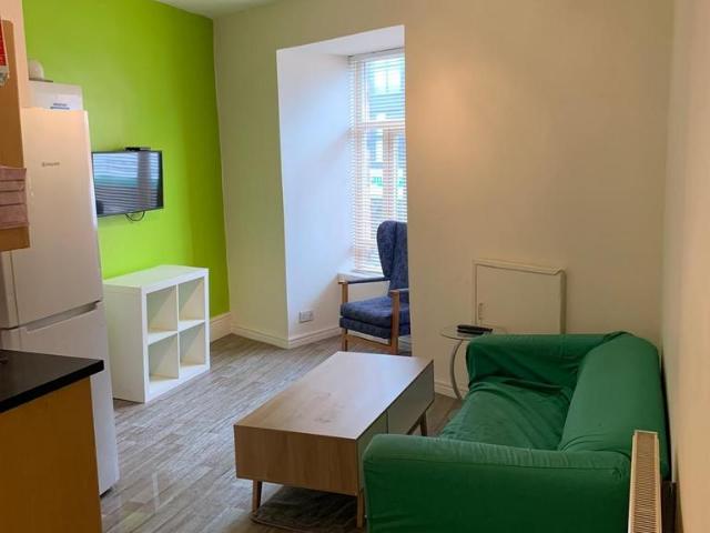 A Wilmslow Road, Manchester 4 bed flat to rent £2,340 pcm £540 pw