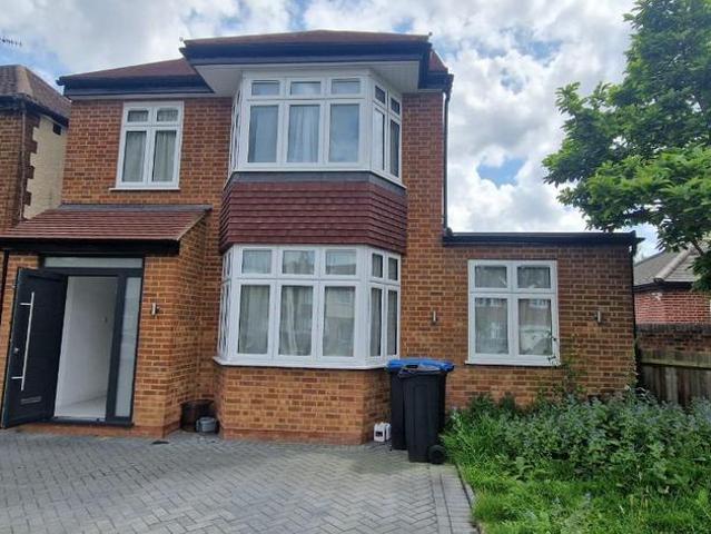 A Willow Road, Enfield 3 bed detached house to rent £2,600 pcm £600 pw